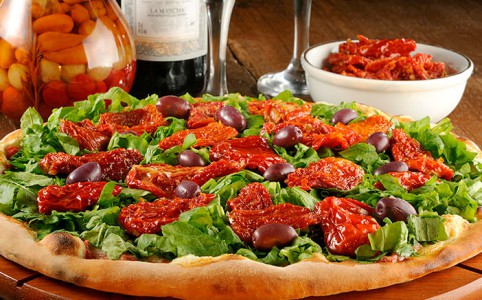 PIZZA DE RÚCULA COM TOMATE SECO - Blog Nova Safra